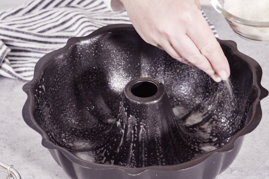 How to effectively grease a cake tin – Gaya Bakery